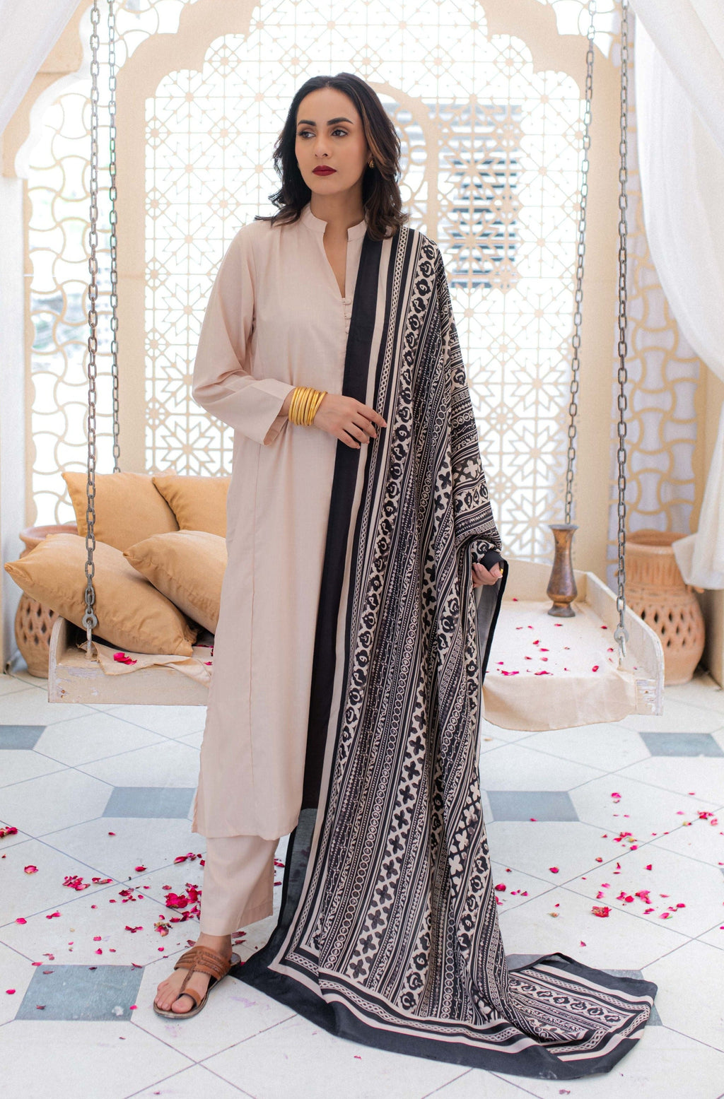 Riwayat (Tradition) - Monochrome Shawl – Manto UK